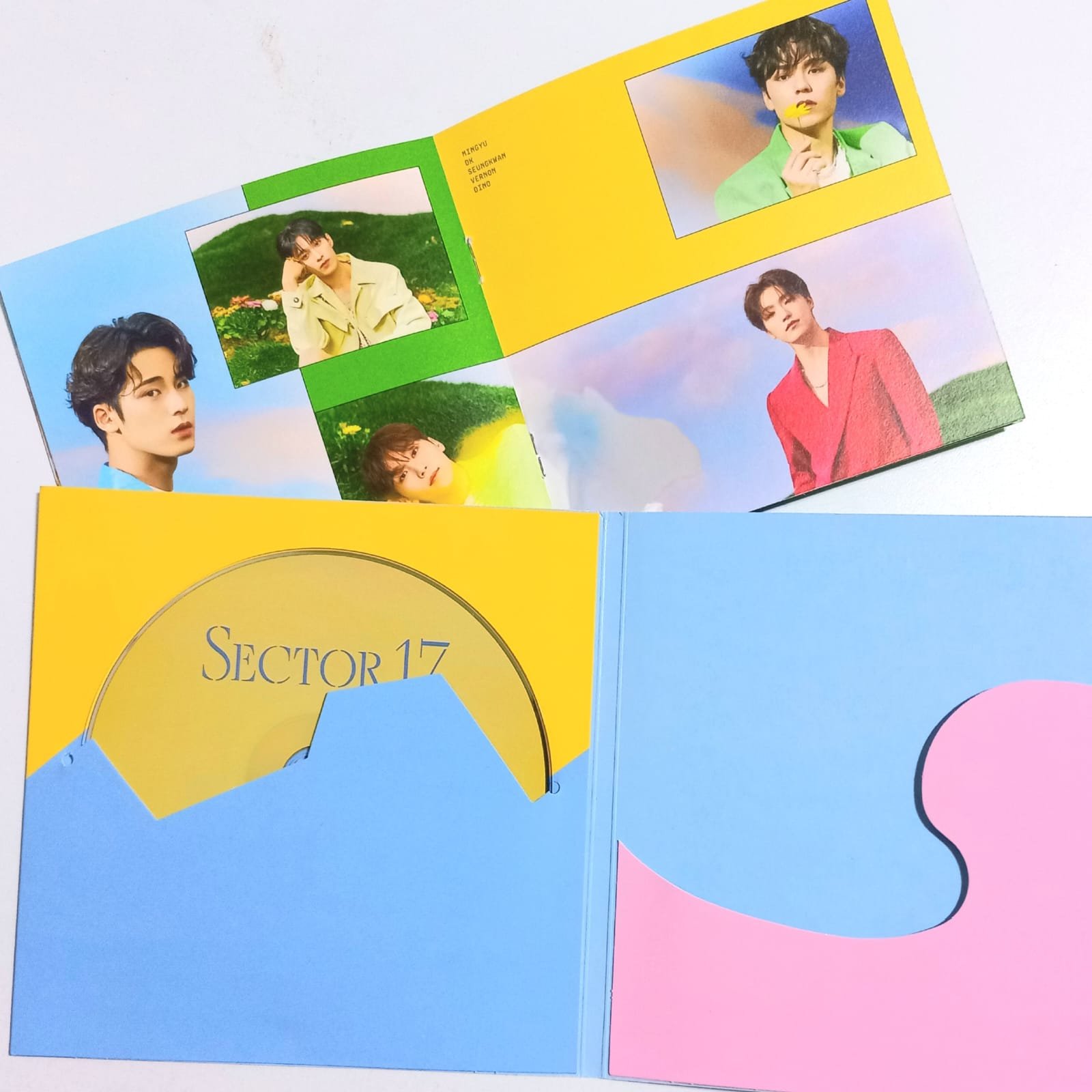 Seventeen-Grupal-Sector-17-Ver.-Compact-álbum-abierto-solo-photobook-y-CD