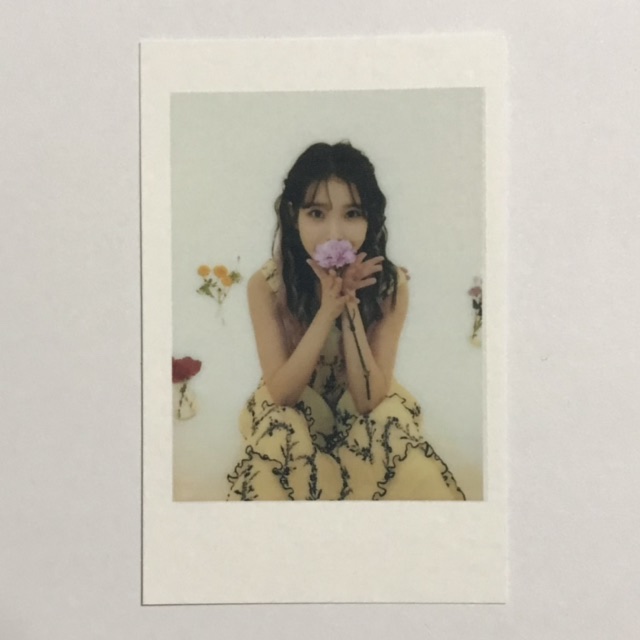 IU-The-Golden-Hour-Concert-2022-Set-Polaroid-2